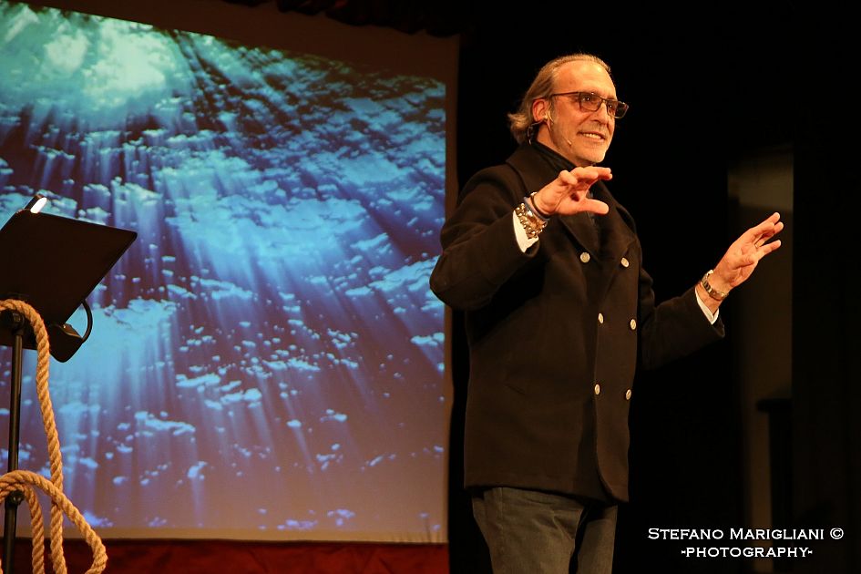 Luca Ward al Cine Teatro Ariston con "Il talento di essere tutti e ...