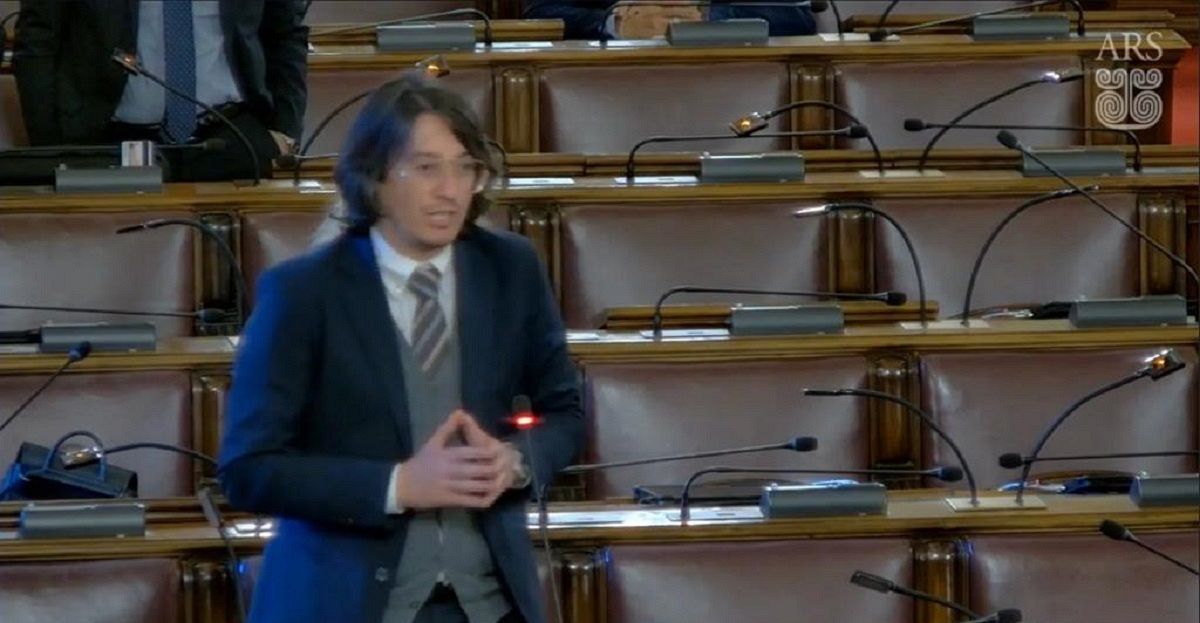 Irruzione della polizia nella scuola di Piazza Armerina, interviene ...