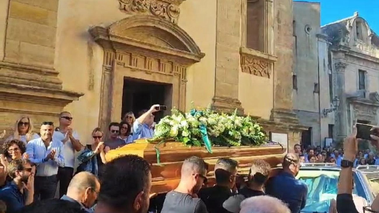 Il vescovo Giurdanella e la città di Salemi hanno dato l'ultimo saluto ...